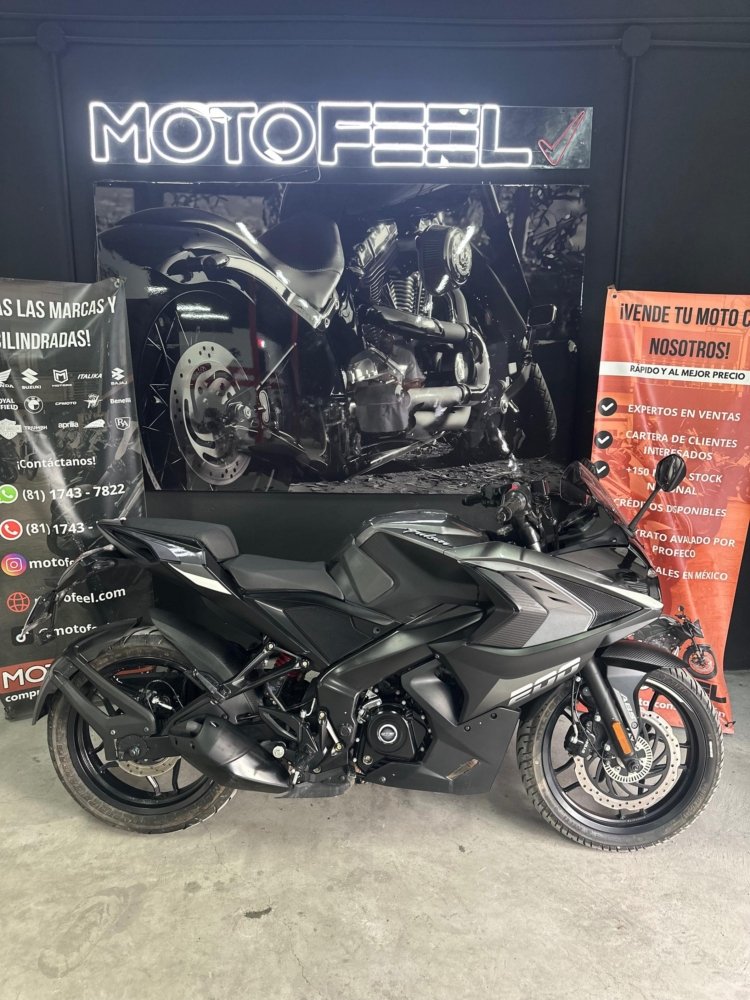 BAJAJ RS 200 - Motofeel